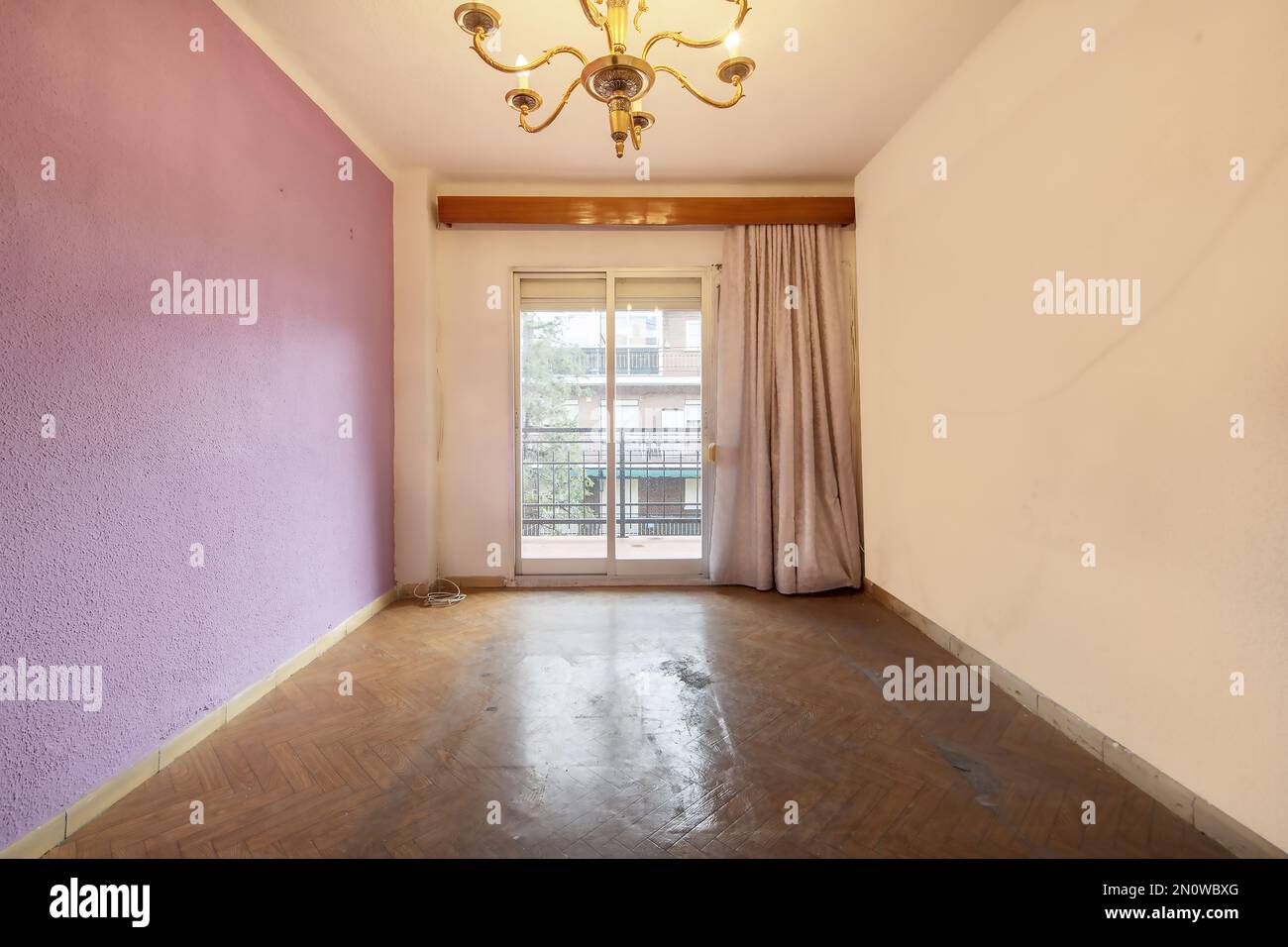 Camera vuota con pareti dipinte in due colori, vecchi pavimenti in ...