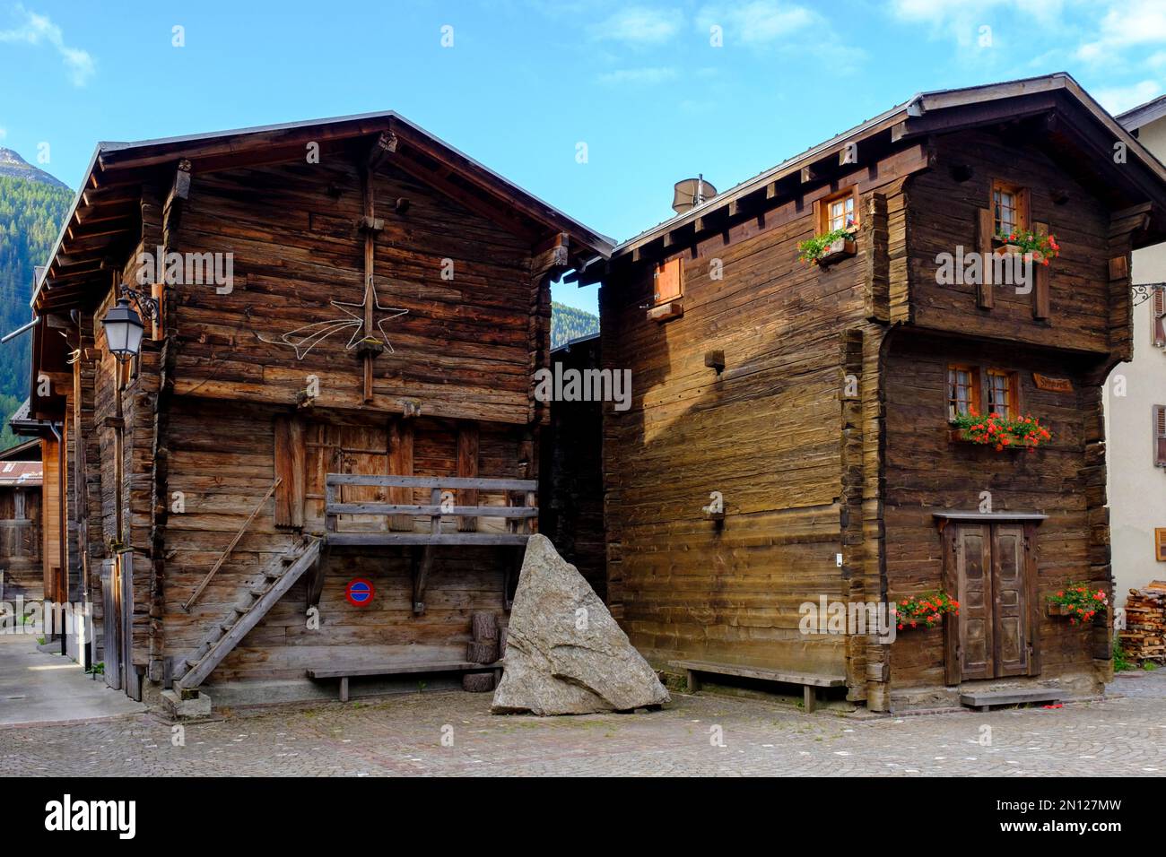 Villaggio tipico del Vallese, case in legno, case del Vallese, Ulrichen ...