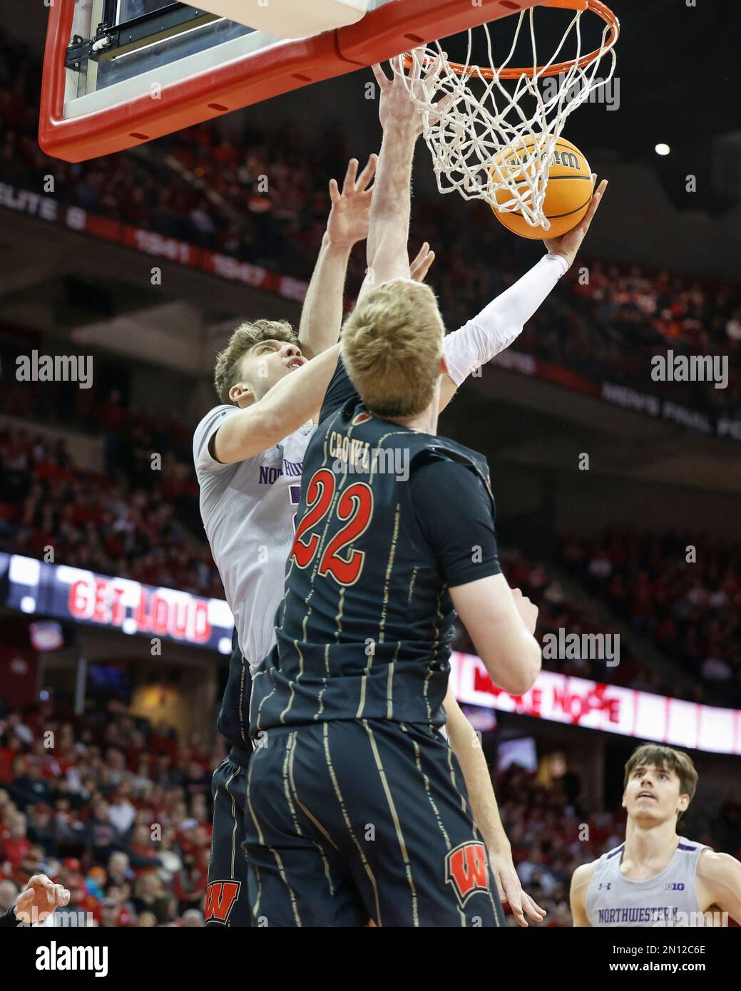 5 febbraio 2023: Nick Martinelli (2) è fouled dai tassi del Wisconsin ...