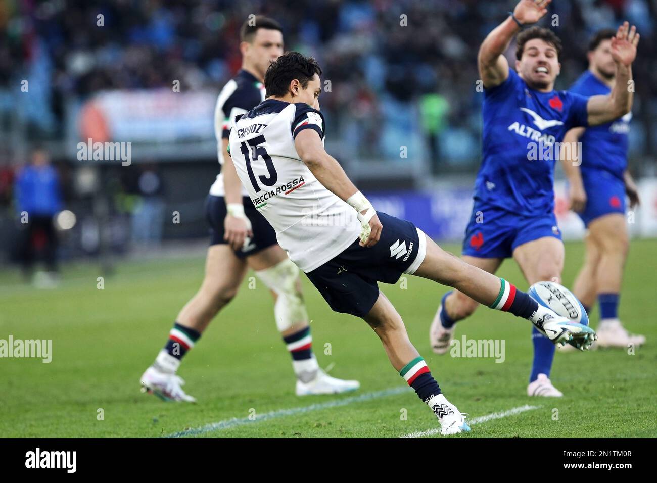 Roma, Italia - 5 febbraio 2023, Ange Capuozzo d'Italia calcia la palla ...