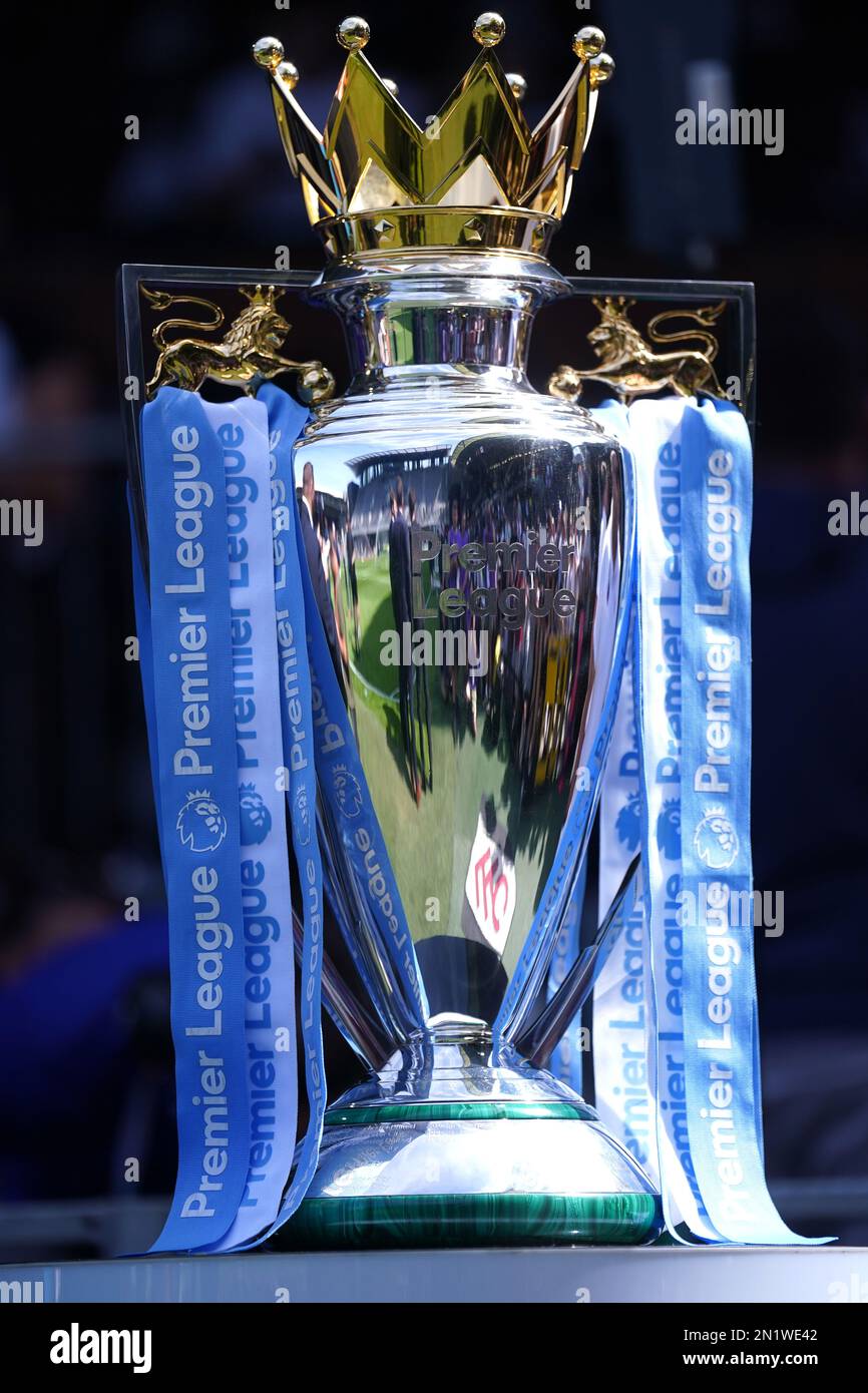 Foto del file datata 06-08-2022 di una vista del Premier League Trophy ...