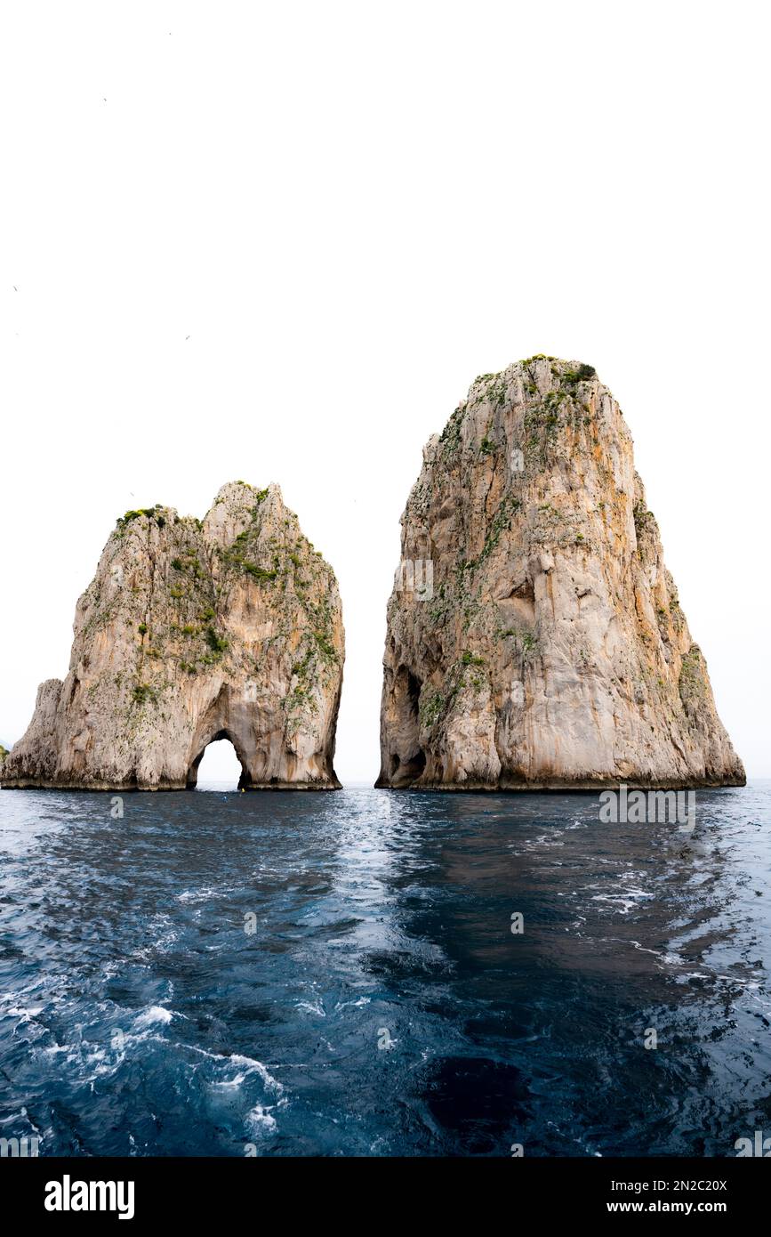 Capri formazioni rocciose Faraglioni nel Sud Italia. Vista sull'oceano ...