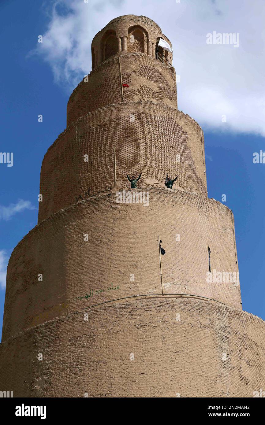 In this Sunday, March 22, 2015 photo, Iraqi security forces descend ...
