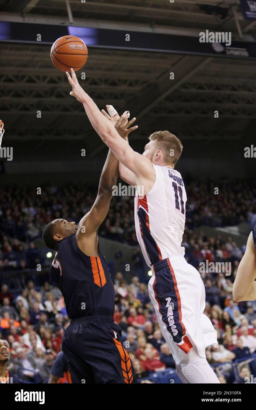 Gonzaga's Domantas Sabonis (11) shoots against Pepperdine's Stacy Davis during the second half ...