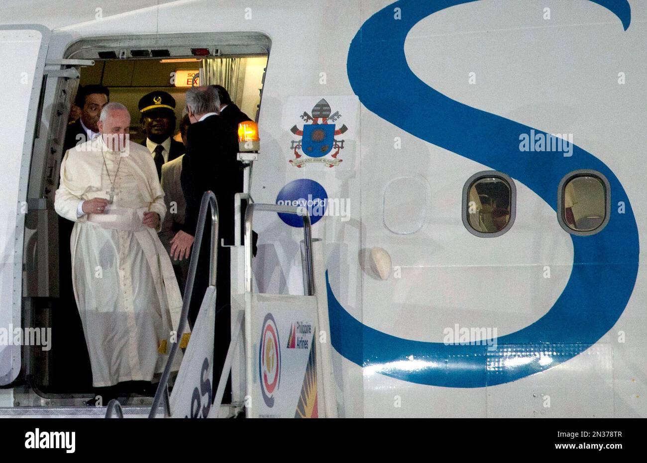Pope Francis reacts after his papal cap is blown off his head at Manila ...