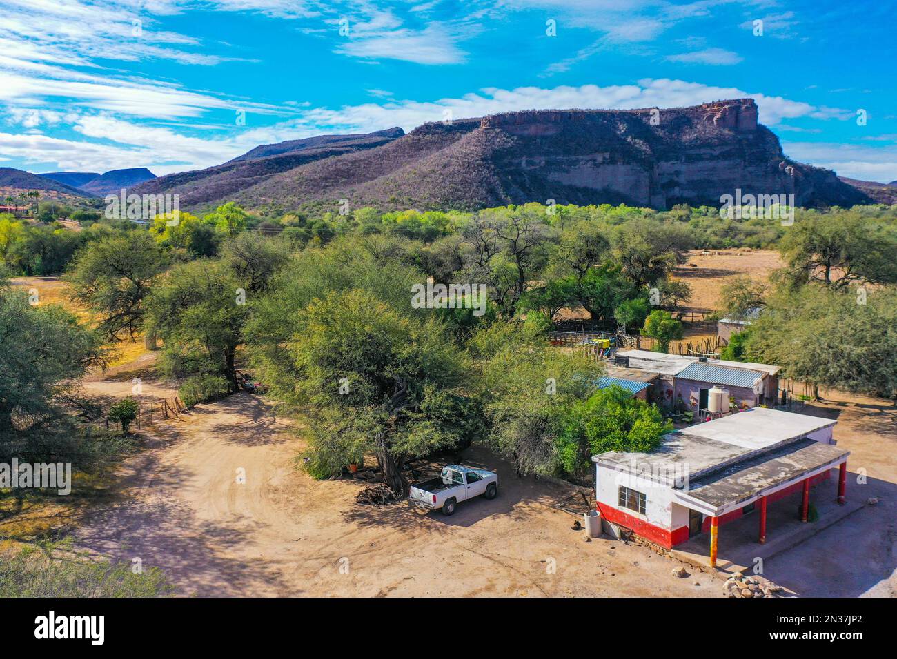 Ristorante El Gavilán a ures, sonora Messico. Veduta aerea del fiume e ...