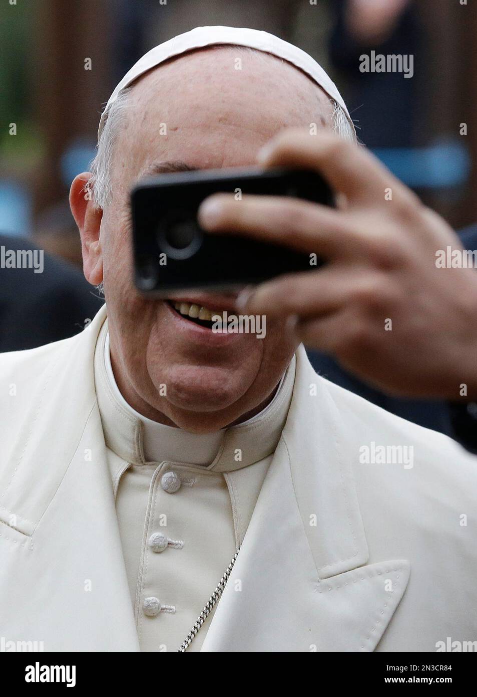 Faithful take selfies with Pope Francis during his visit at the St ...
