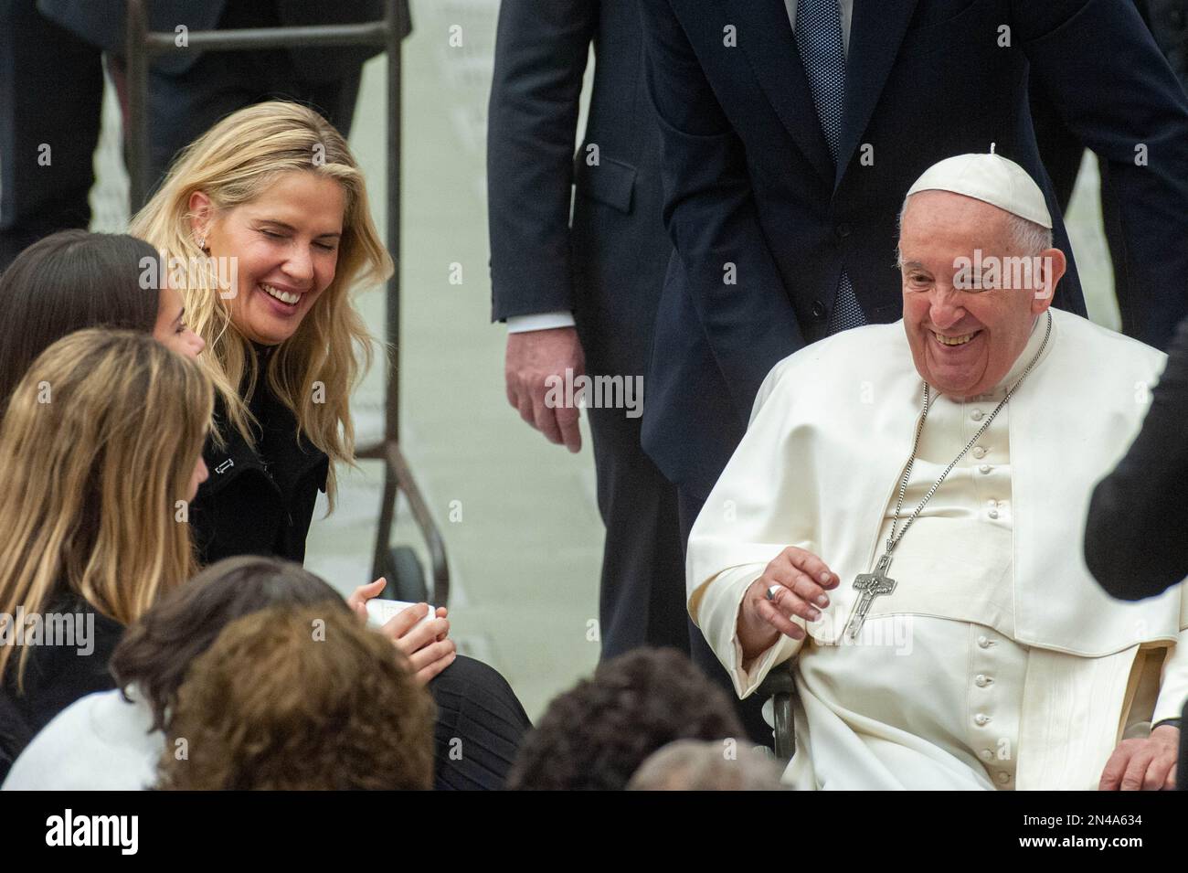 Italia, Roma, Vaticano, 2023/02/08. Papa Francesco parla con la vedova ...