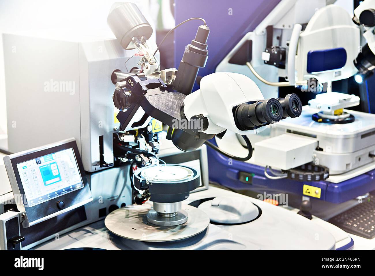 Binocular microscopes immagini e fotografie stock ad alta risoluzione - Alamy