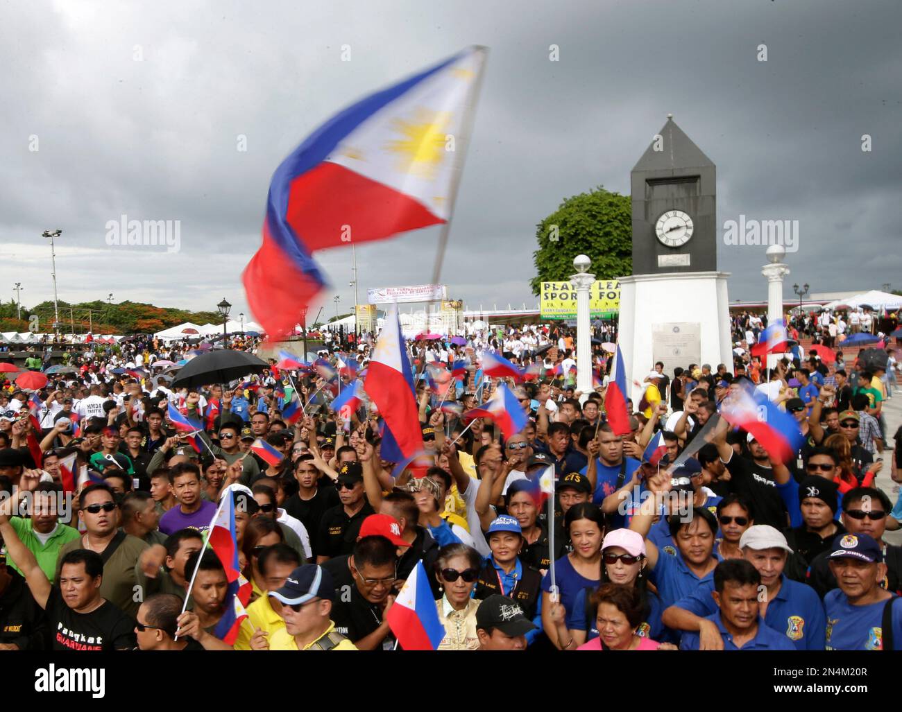 Filipinos wave Philippine flags following flag raising rites to ...