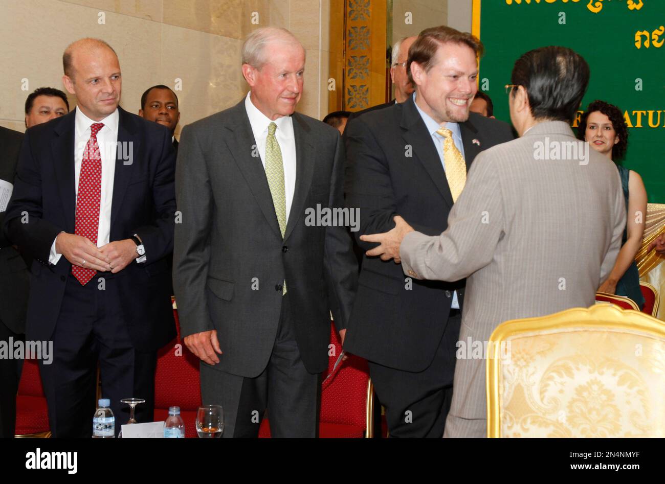 Cambodian Deputy Prime Minister Sok An, right, talks with Jeff Daigle ...