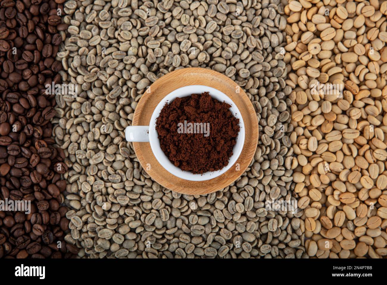 Collage di chicchi di caffè che mostra varie fasi di tostatura italiana ...