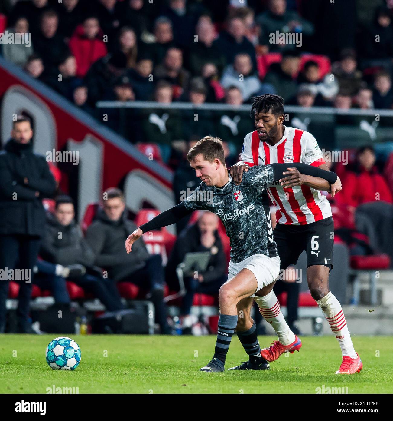 EINDHOVEN - (lr) Dennis Vos del FC Emmen, Ibrahim Sangare del PSV ...