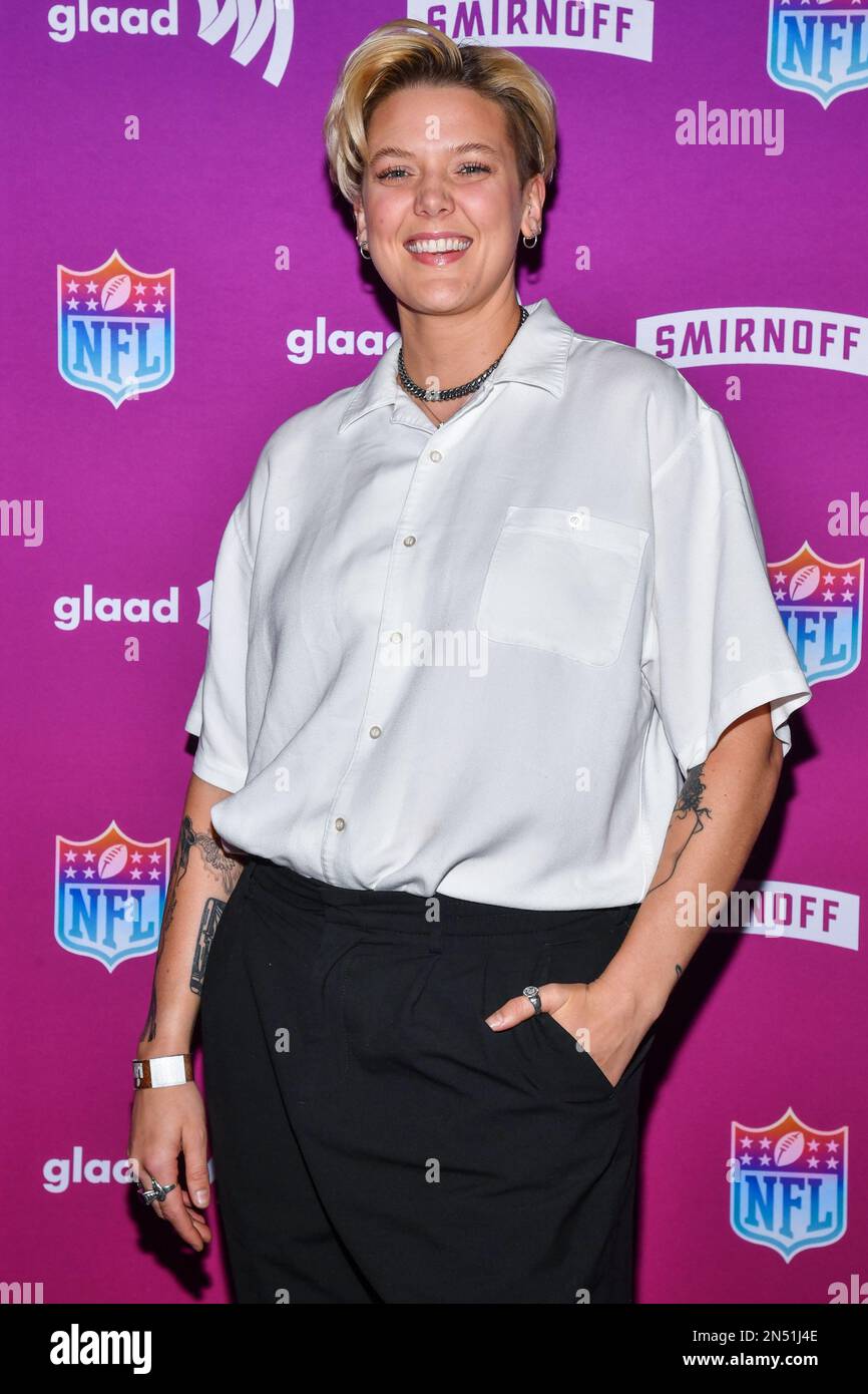 Betty che posa per le foto sul tappeto rosso al Super Bowl LVII: A ...