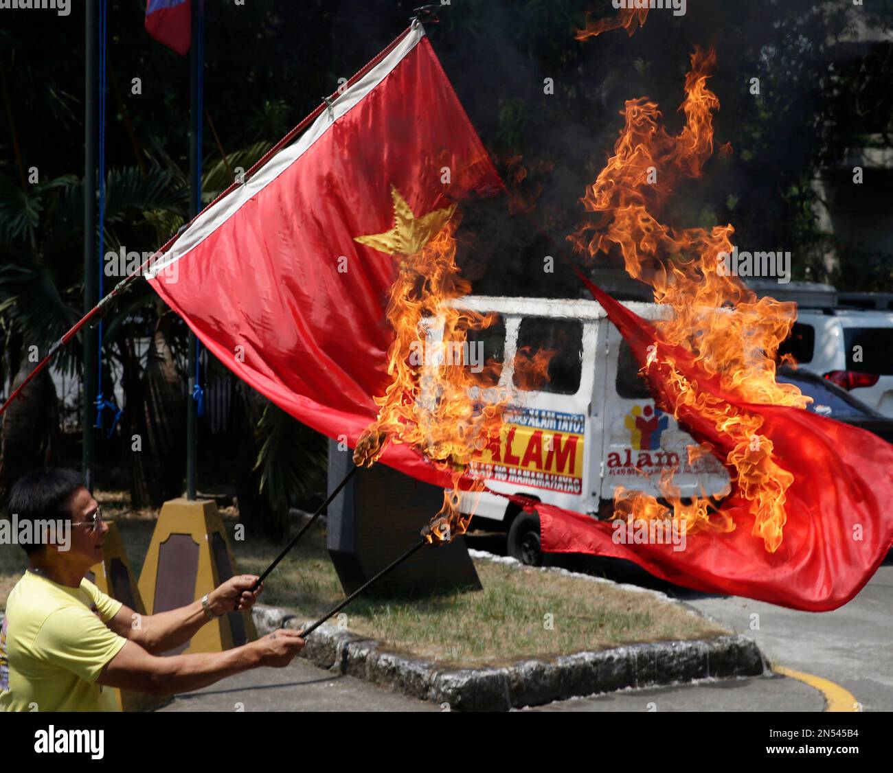 Former police officer and mayor Abner Afuang sets on fire to a Chinese ...