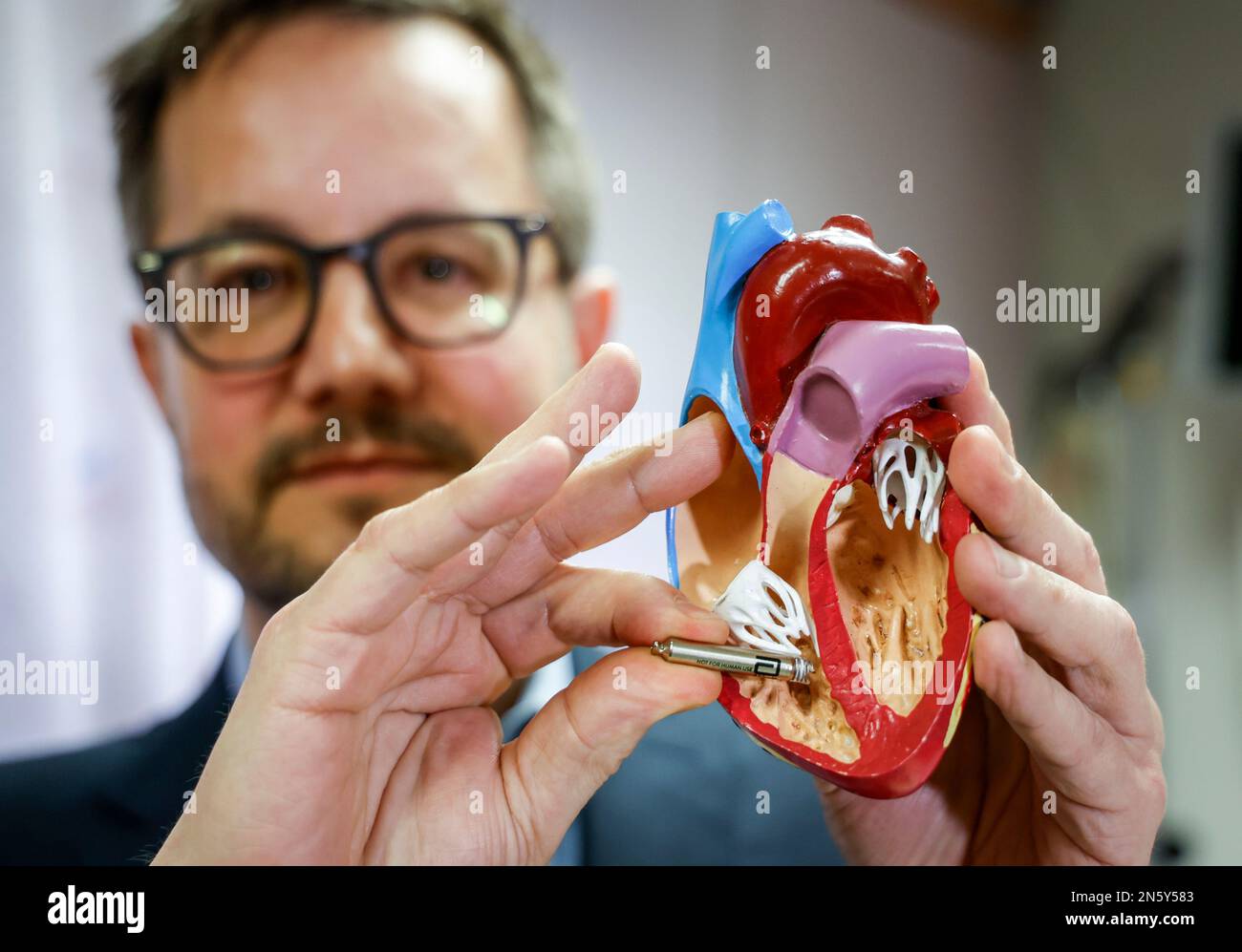 Il Dott. Derek Exner, un cardiologo e specialista di ritmo cardiaco con ...