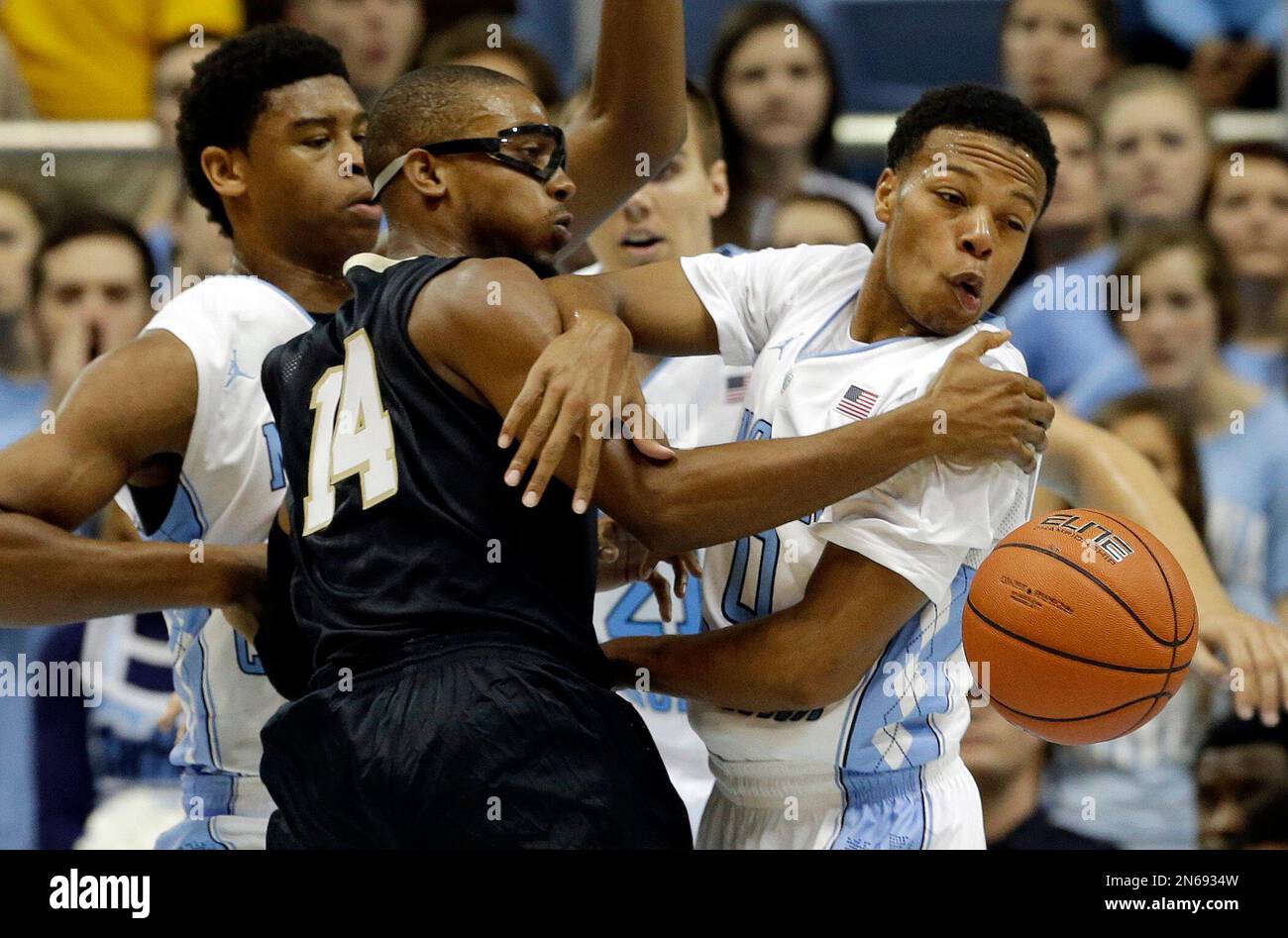 North Carolina's Isaiah Hicks, left, and Nate Britt (0) struggle with ...