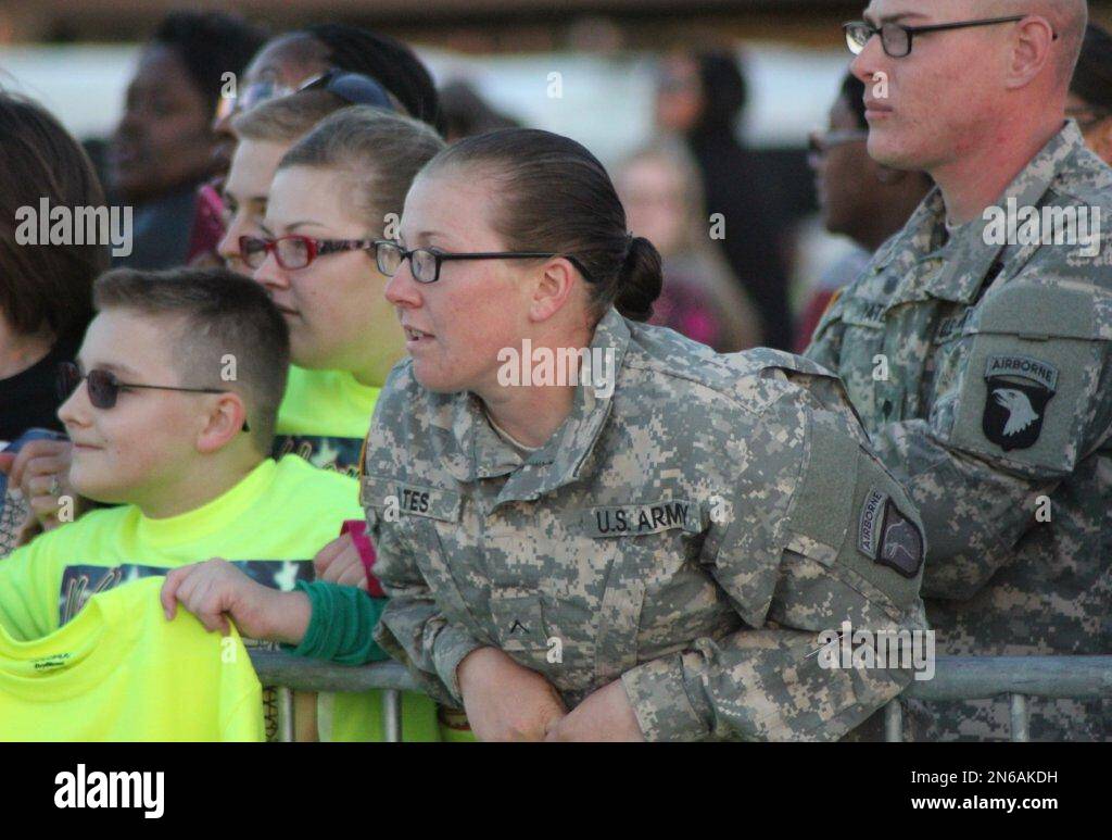 Tanyn Yates center, awaits the return of her father, Staff Sgt. Edmund ...