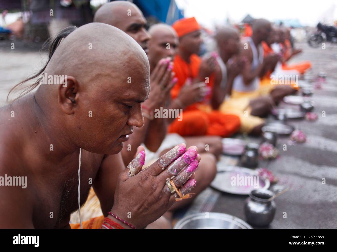 Indian Hindu devotees offer prayers during a Pind Daan ceremony on the ...