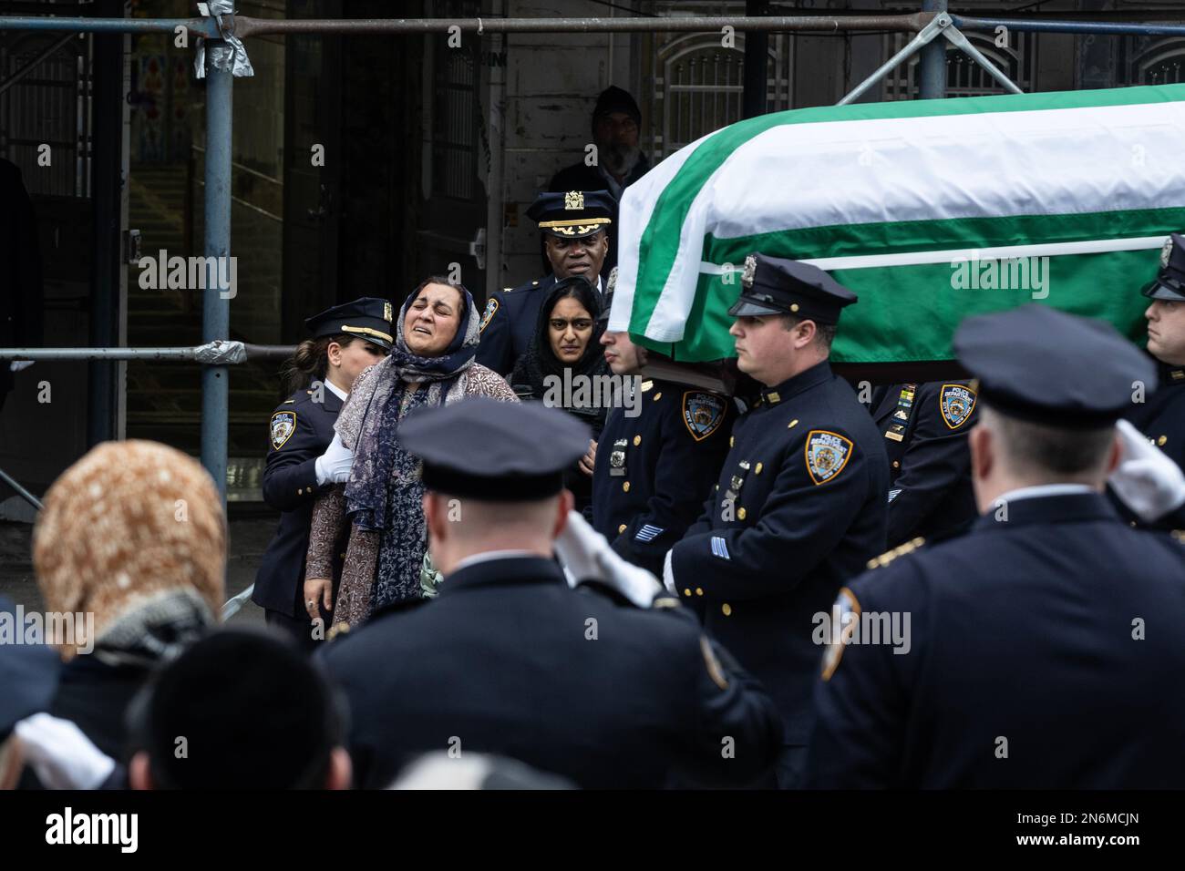 Casket dell'ufficiale di polizia del NYPD Adeed Fayaz è trasportato al ...