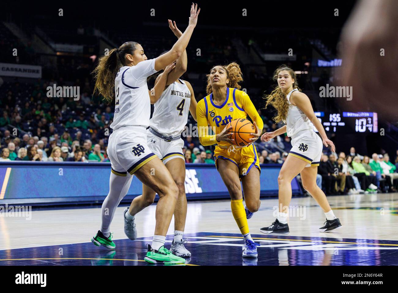 09 febbraio 2023: La guardia di Pittsburgh, Emy Hayford (4), guida ...