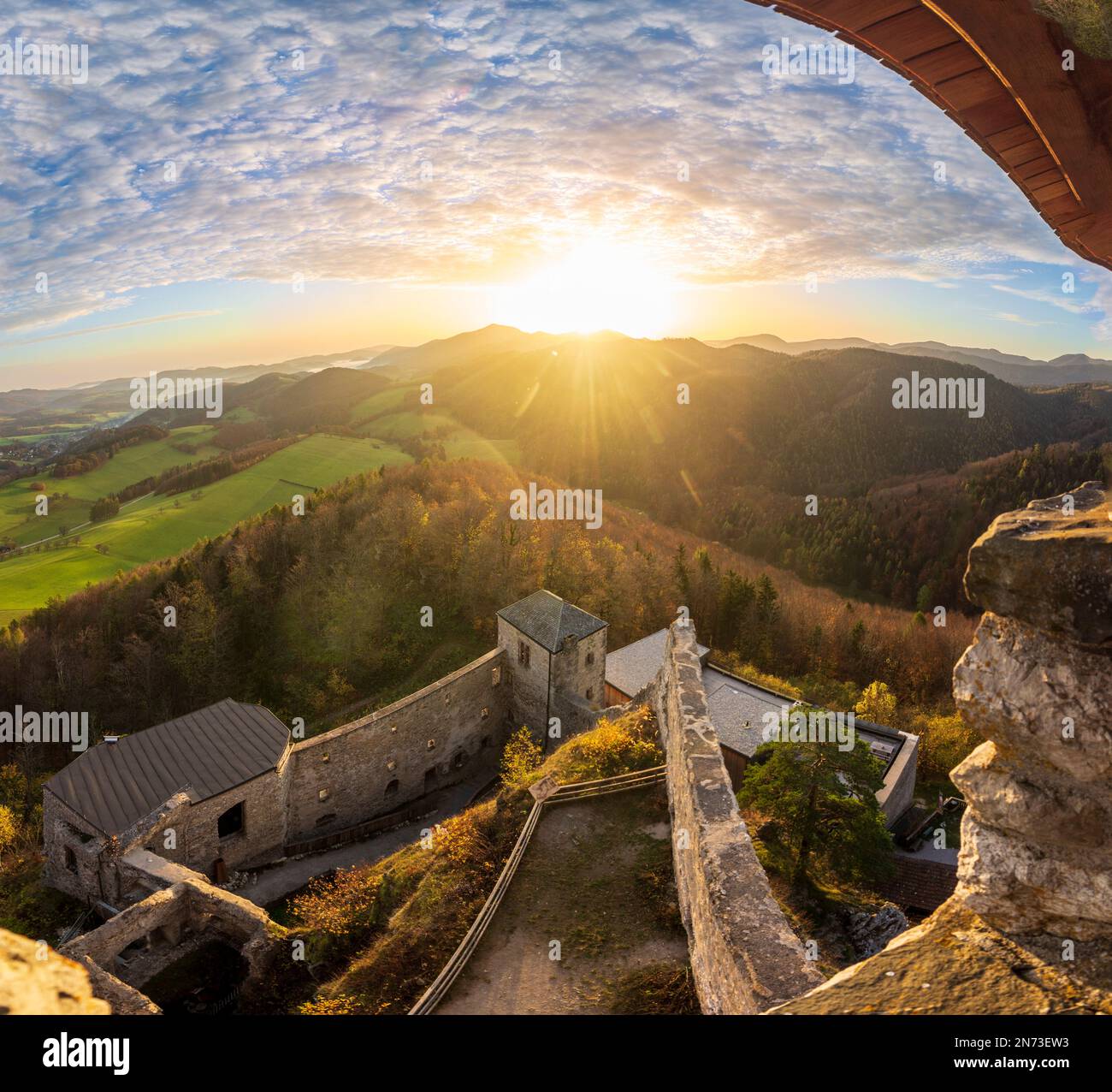 Alba al castello di araburg nella valle triestingtal immagini e ...