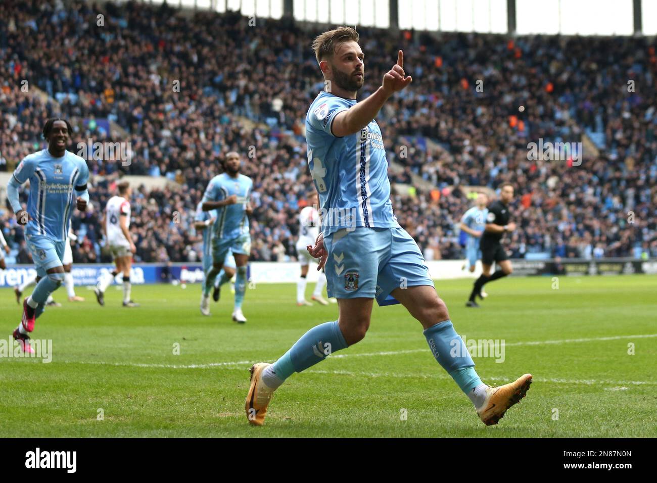 Matthew Godden di Coventry City festeggia il primo goal del gioco dal ...