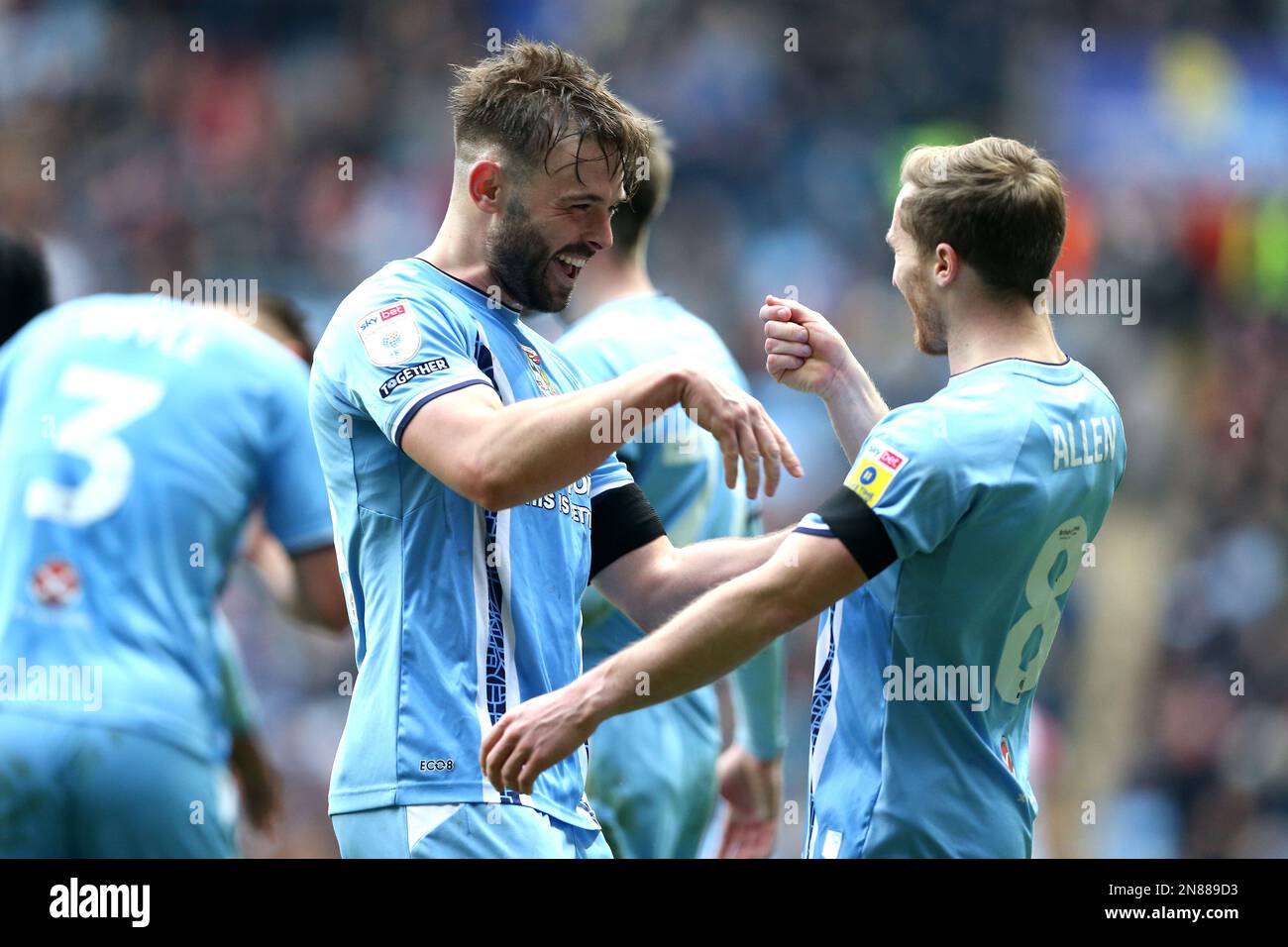 Matthew Godden (a sinistra) di Coventry City festeggia il primo goal ...