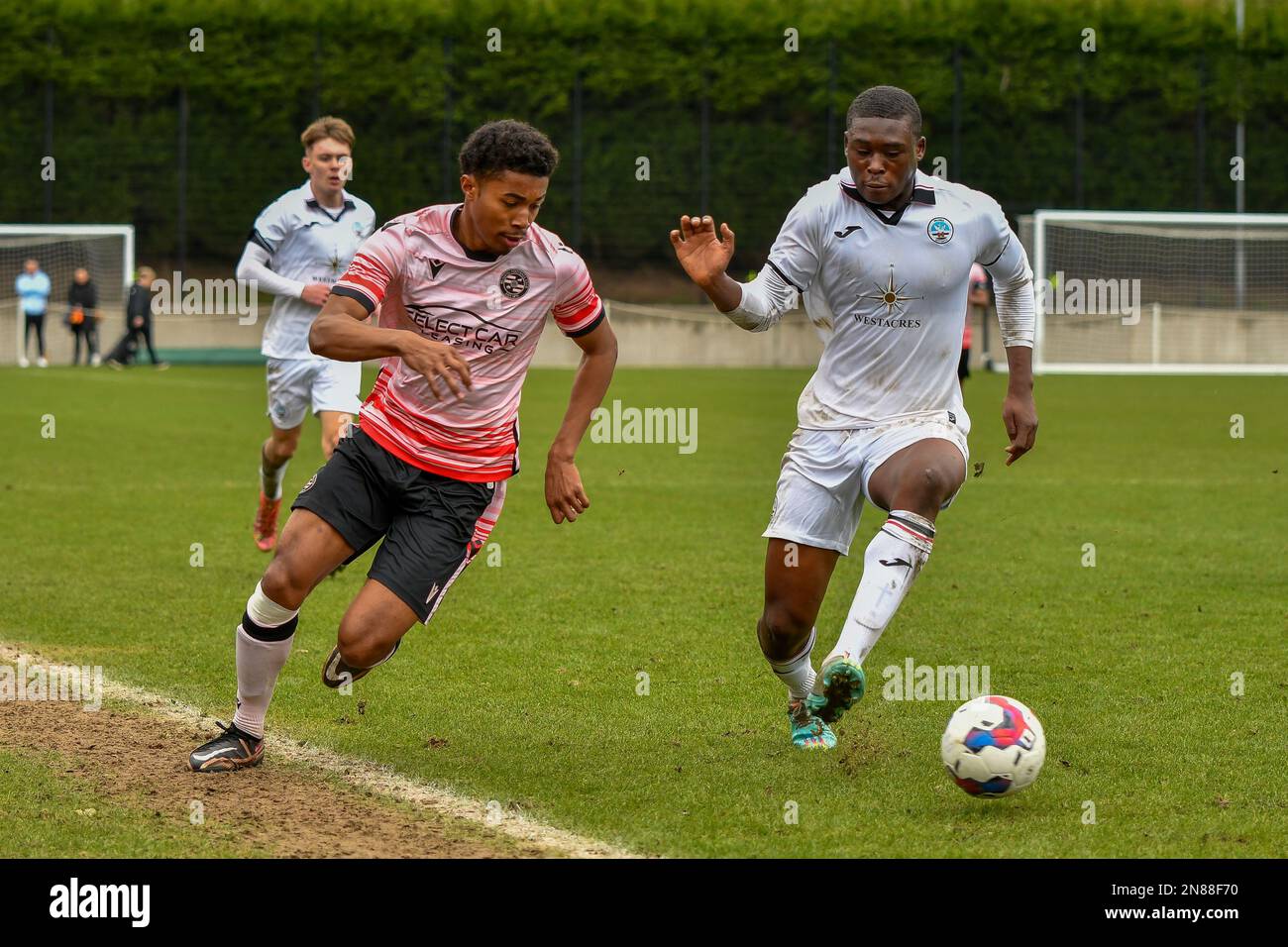 Swansea, Galles. 11 febbraio 2023. Ayyuba Jambang of Reading vies for ...