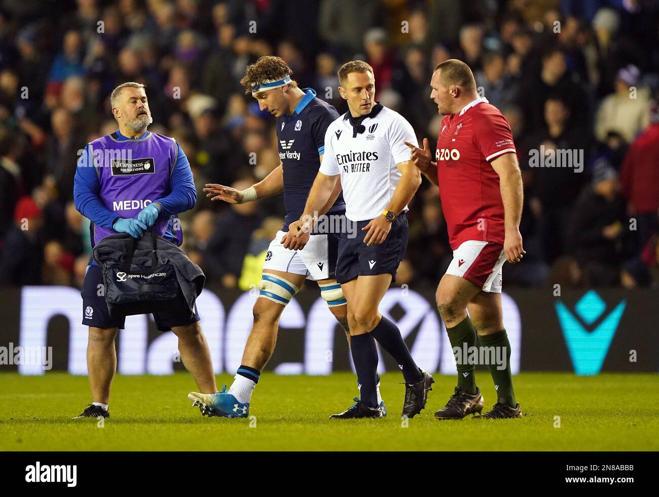 L'arbitro Andrew Brace con il capitano della Scozia Jamie Ritchie e il ...
