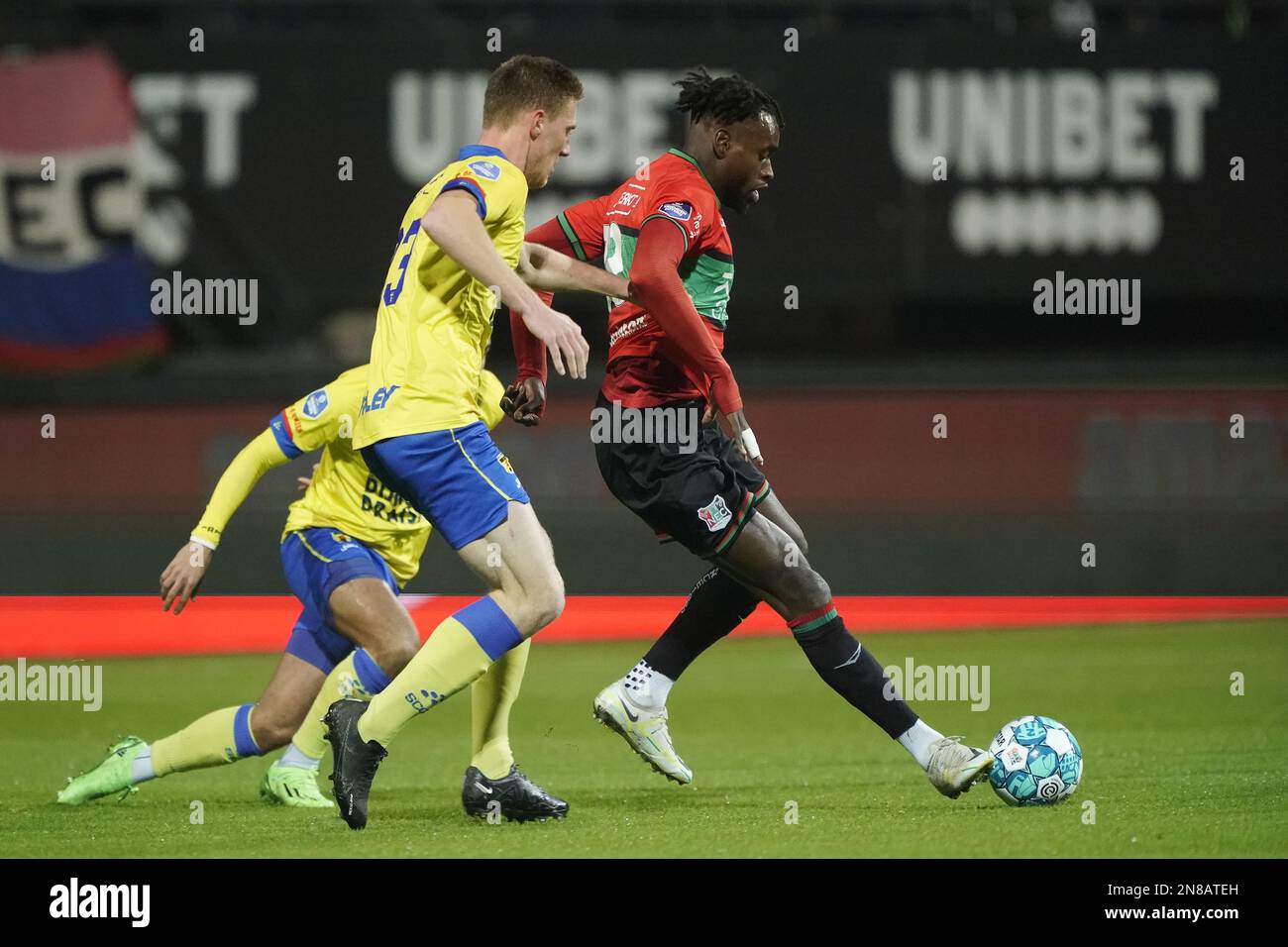 NIJMEGEN - (lr) Floris Smand di SC Cambuur, Landry Dimata di NEC ...
