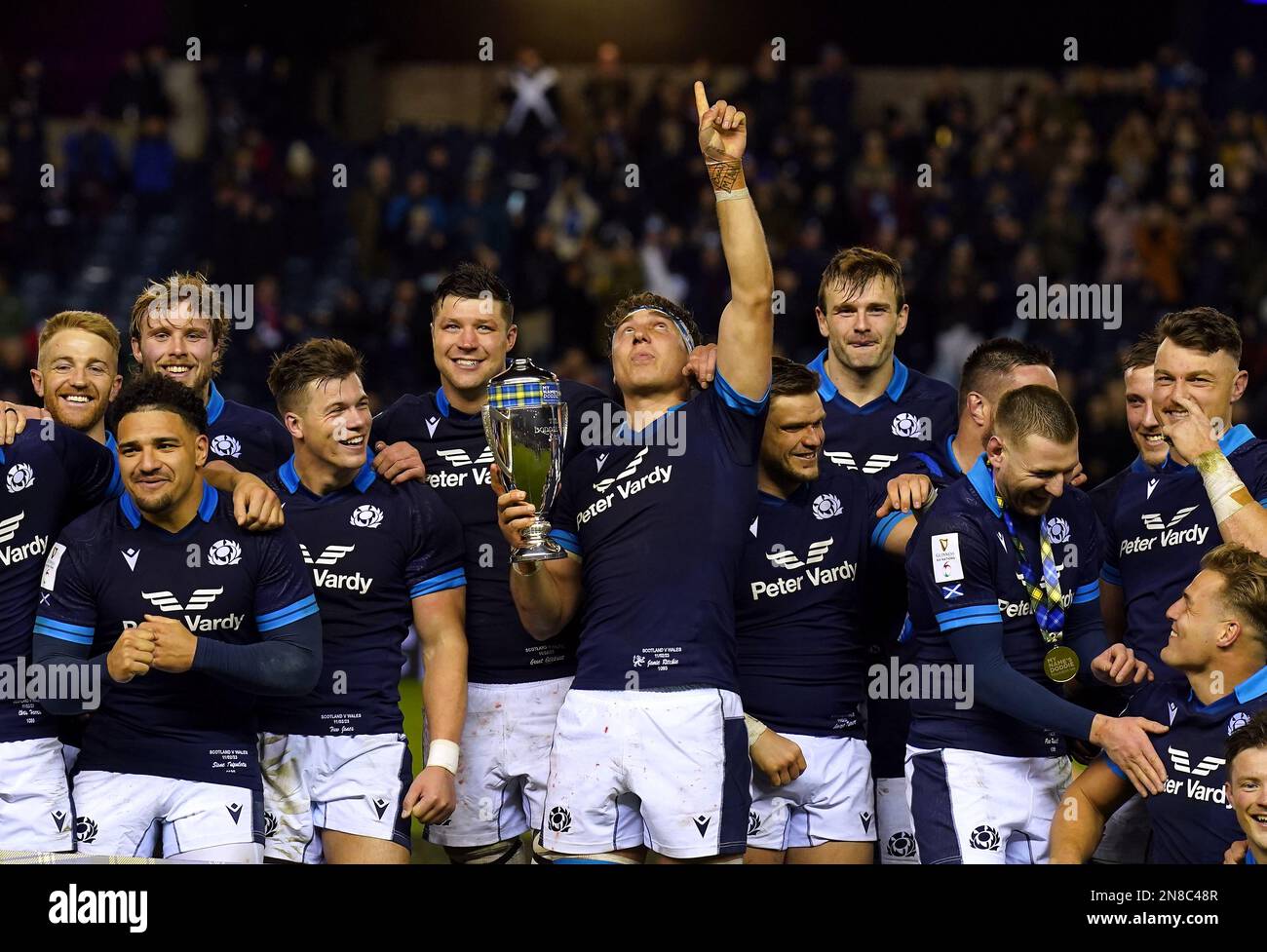 Il capitano della Scozia Jamie Ritchie solleva la Doddie Weir Cup dopo ...