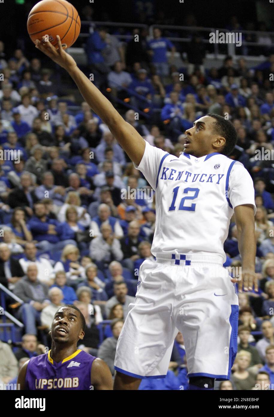 Kentucky's Ryan Harrow (12) shoots next to Lipscomb's Martin Smith ...