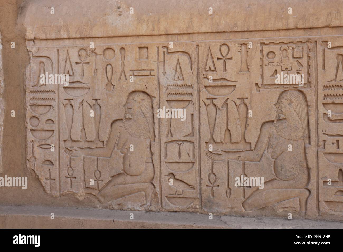 Antichi geroglifici egiziani scolpiti sulle pareti del tempio di Karnak ...