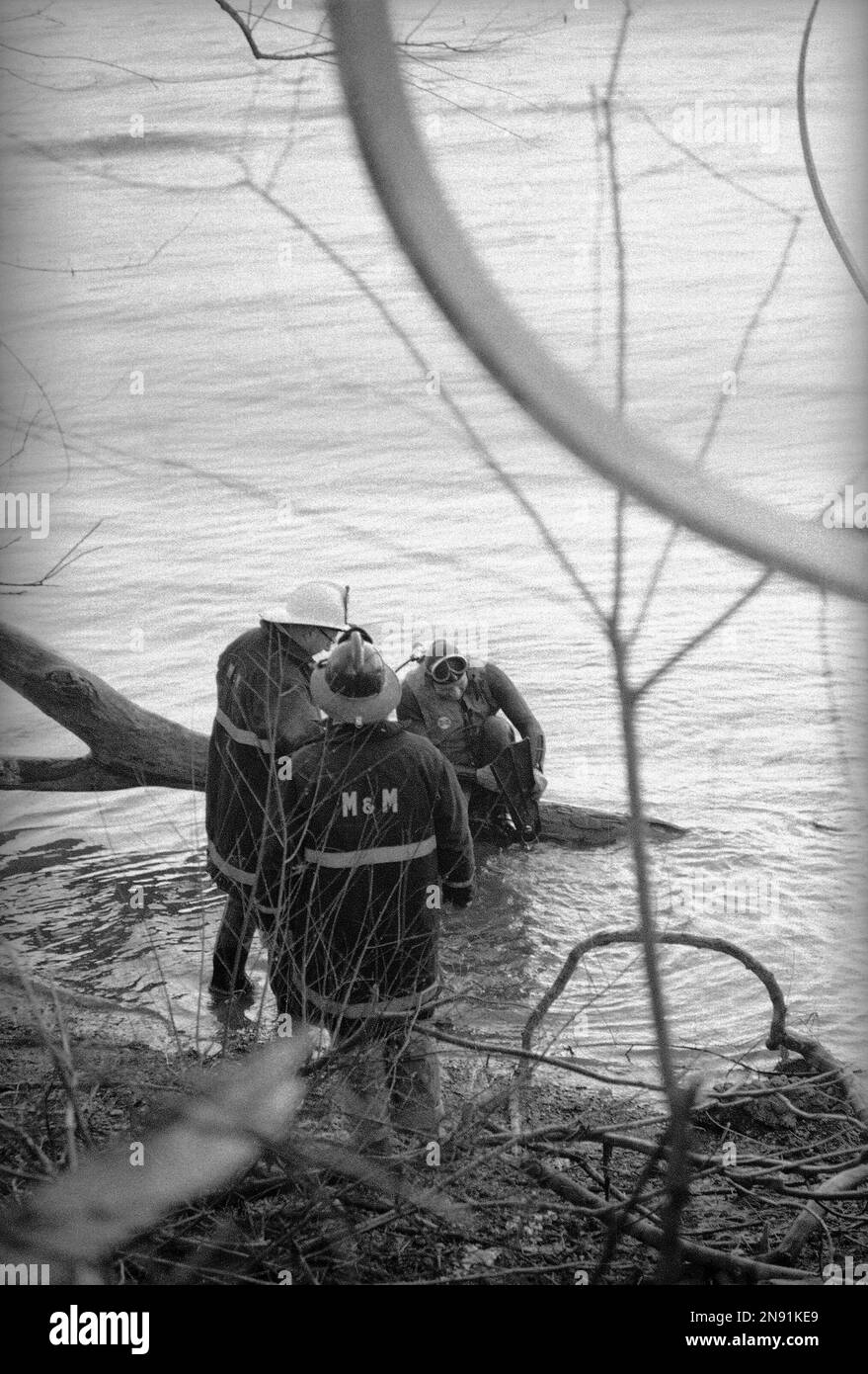 Rescue workers stand aside as scuba a scuba diver enters the icy Ohio ...