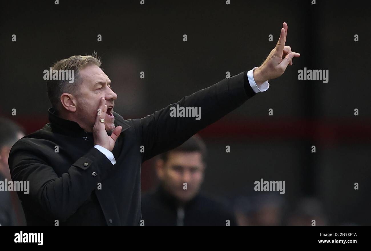 Scott Lindsey, direttore di Crawley Town, ha visto durante la partita ...