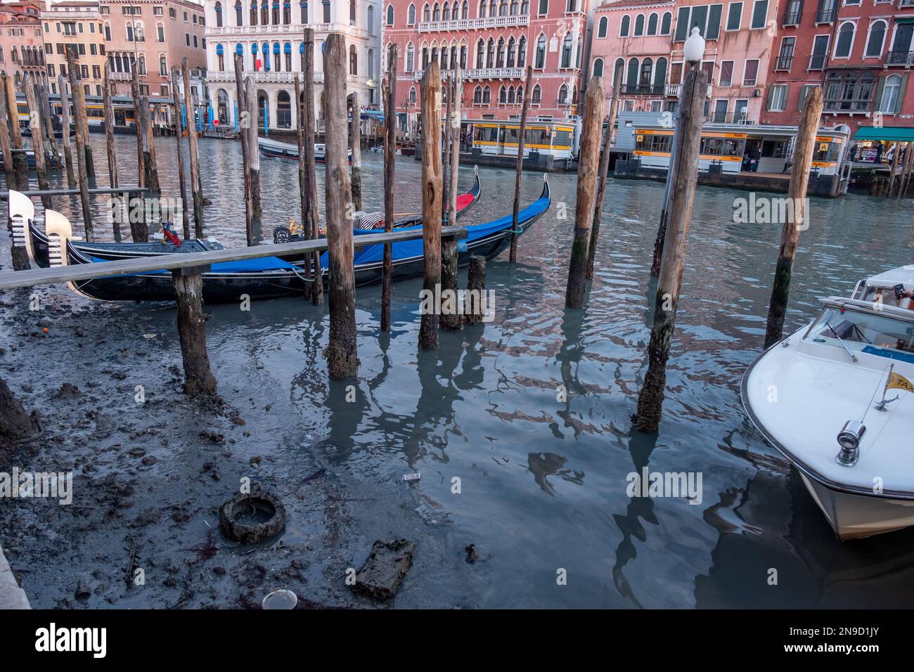 Bassa marea a Venezia Foto stock - Alamy