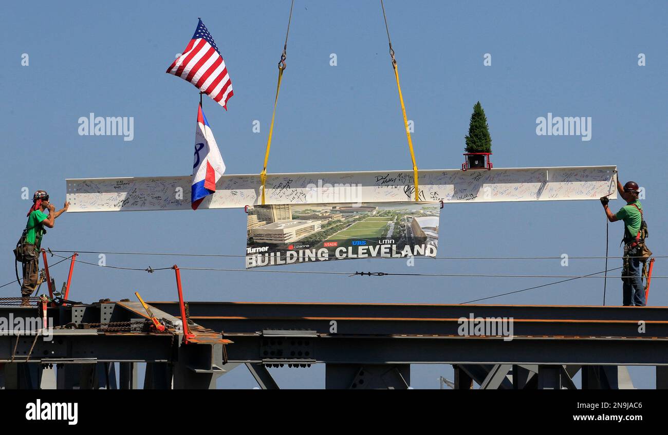 Chris Cann, left, and Anthony Conway, both ironworker connectors put ...