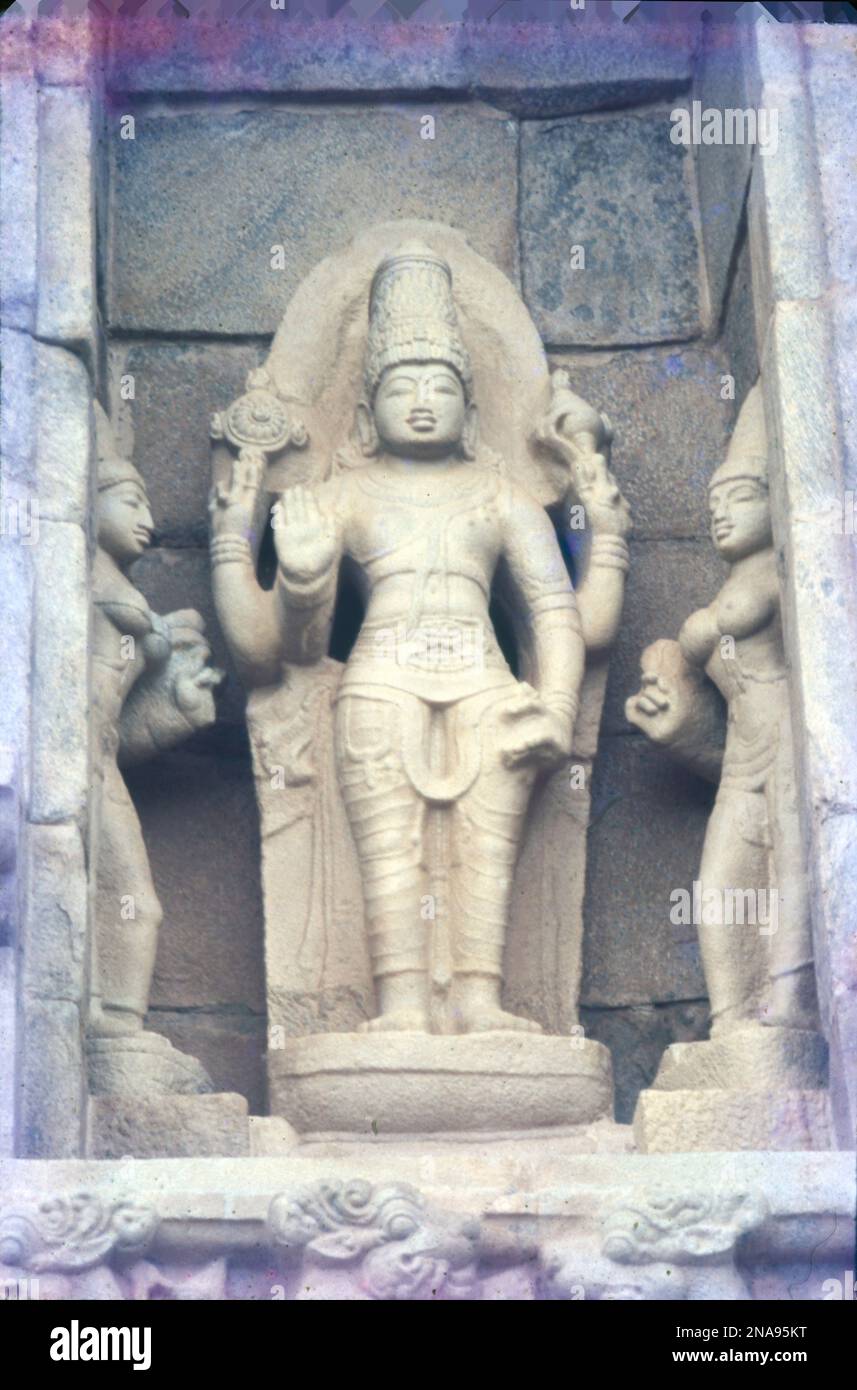 Tempio di Brihadisvara, Thanjavur ha un massiccio colonnato prakara ...