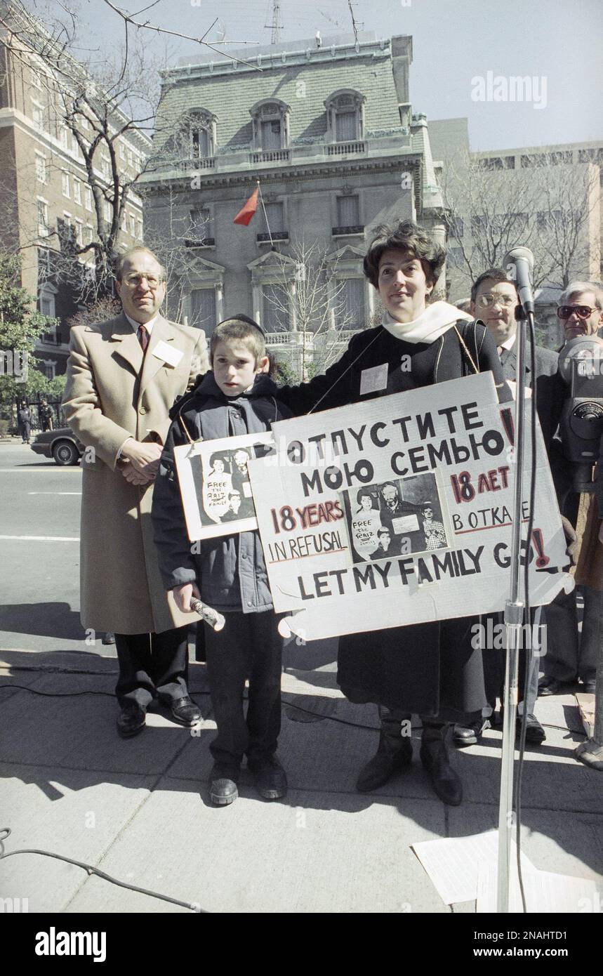 Carmella Raiz, right, and her son Moshe, 12, center, demonstrate with ...
