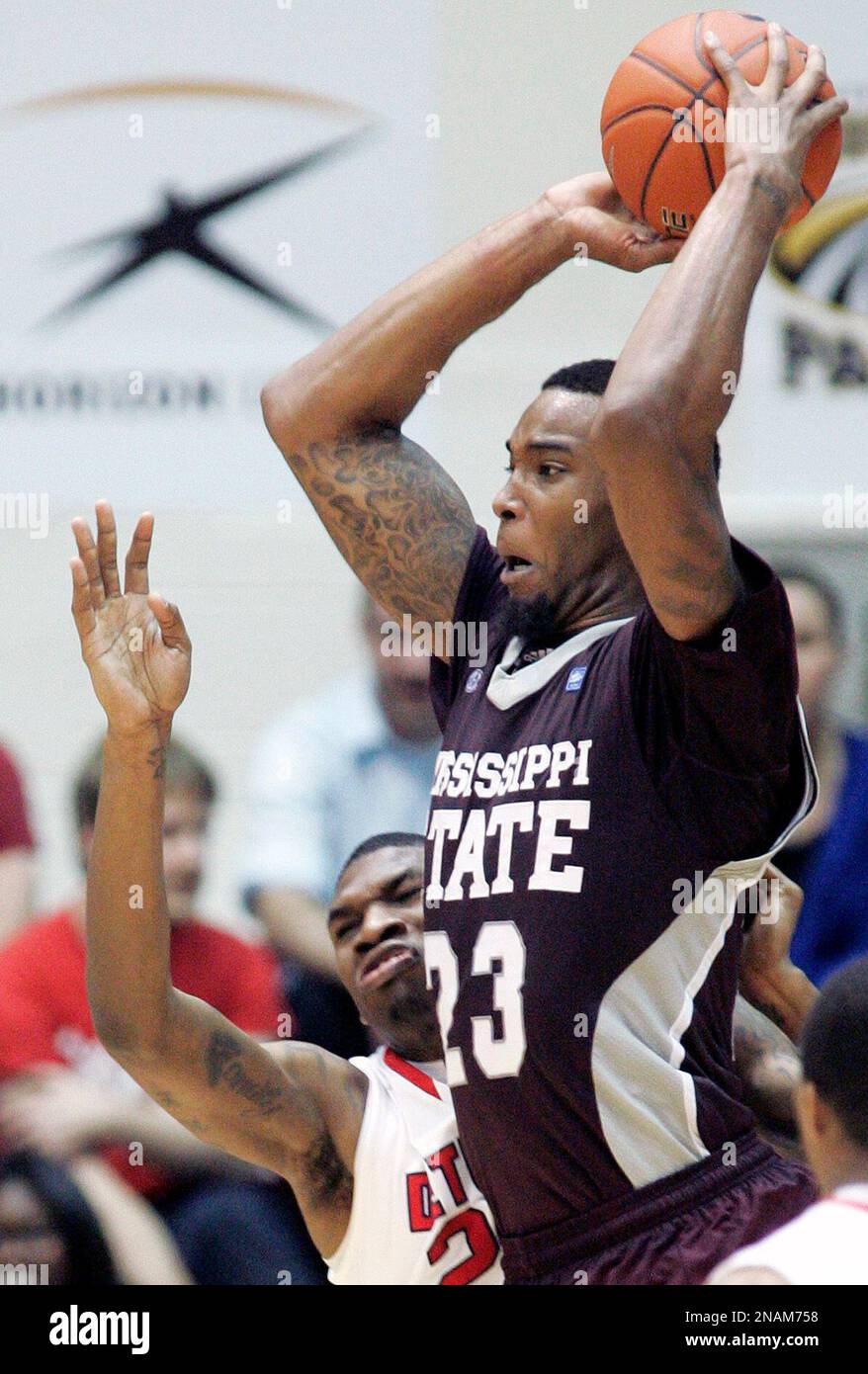Mississippi State forward Arnett Moultrie (23) passes the ball against ...