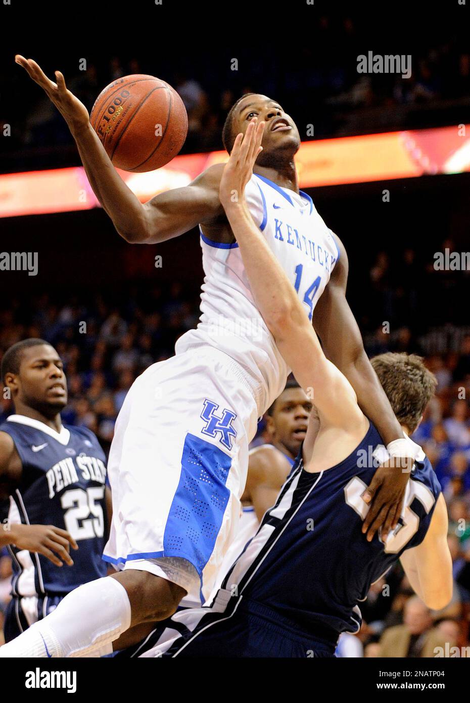 Kentucky's Michael Kidd-Gilchrist, left, fights for a rebound with Penn ...