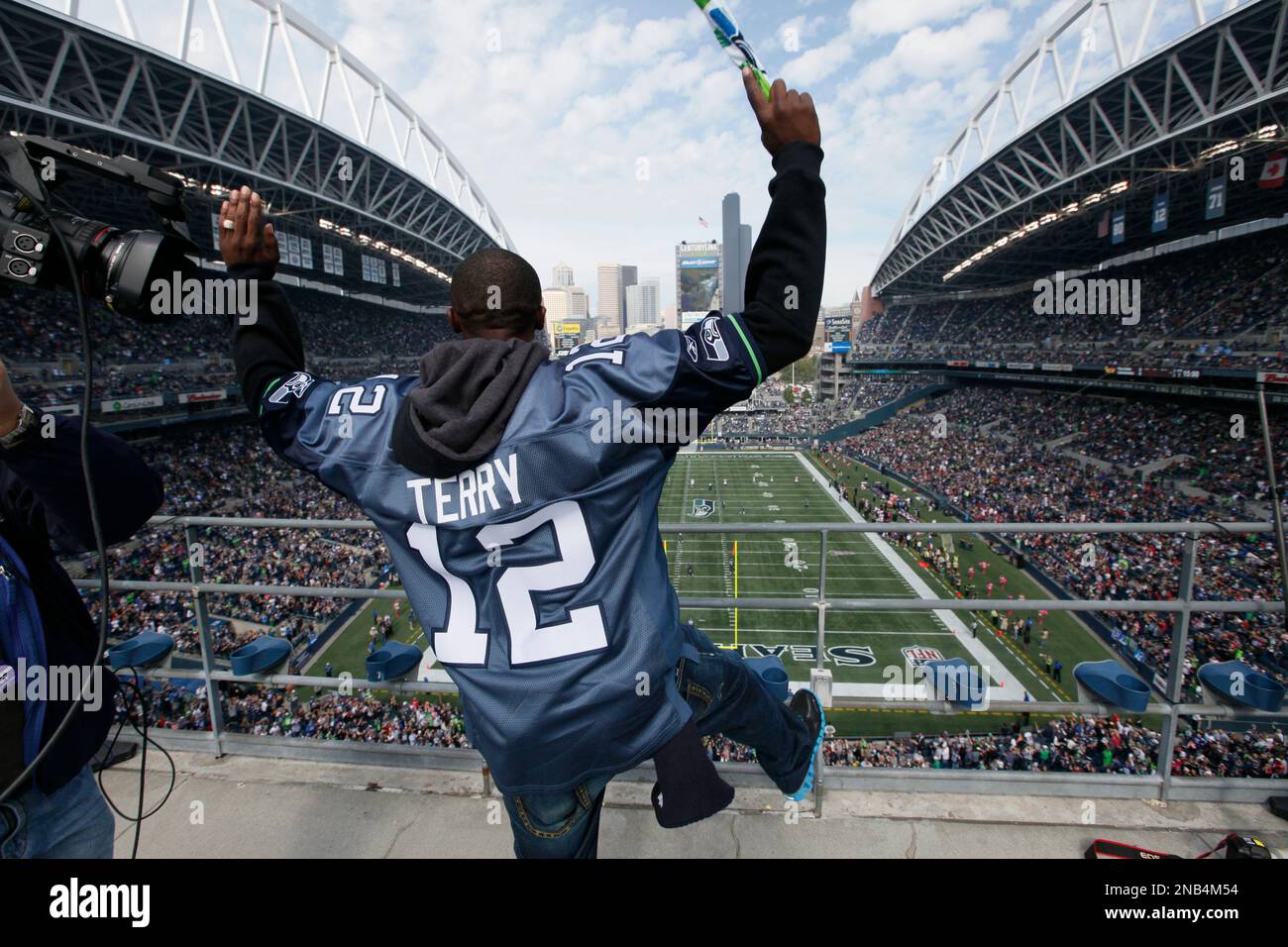 NBA player Jason Terry for the Dallas Mavericks waves to the crowd ...