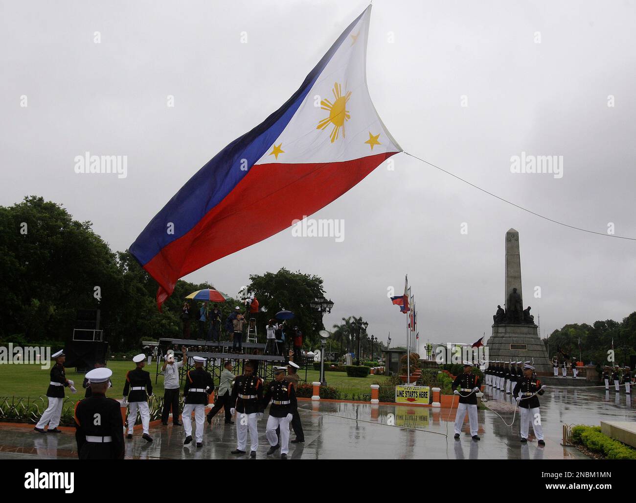 The Philippine flag is hoisted during flag raising ceremonies to ...