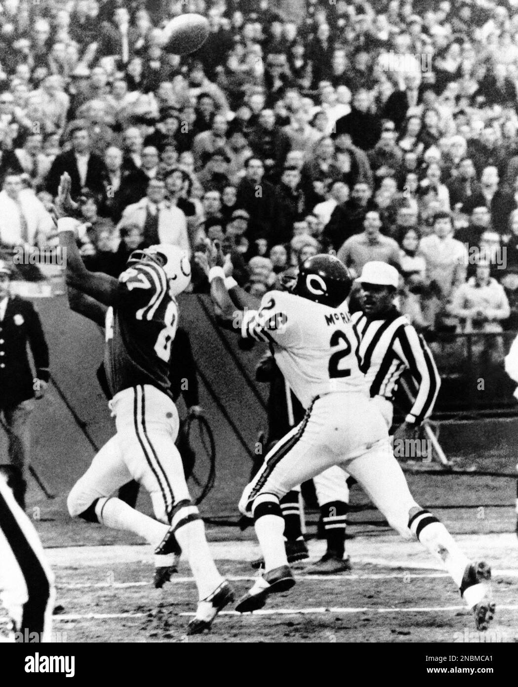 Baltimore's Roy Jefferson (87) eludes Chicago's' Bennie McRae (26) to ...