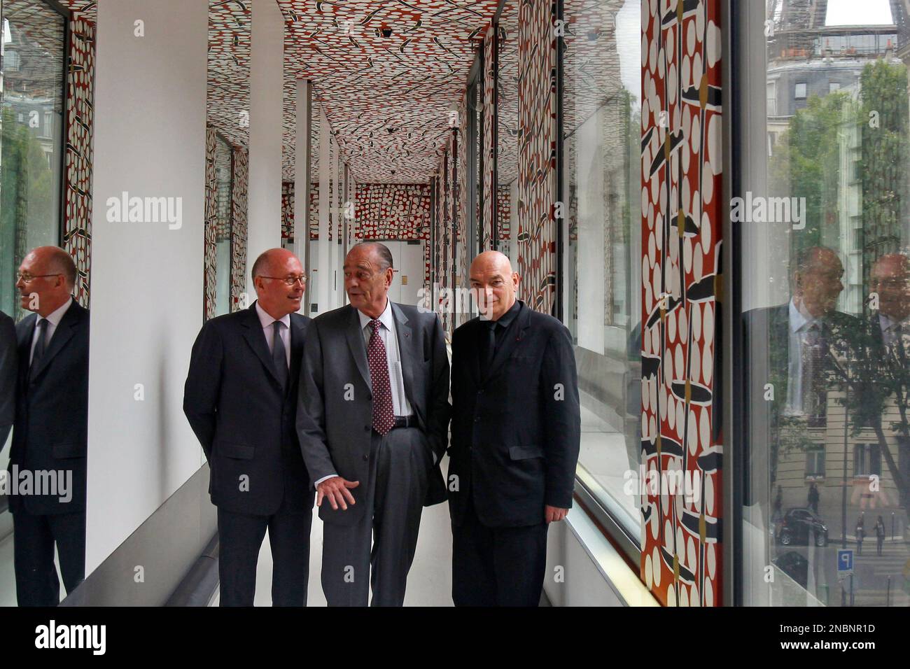 Former French President Jacques Chirac, center, poses with Quai Branly ...