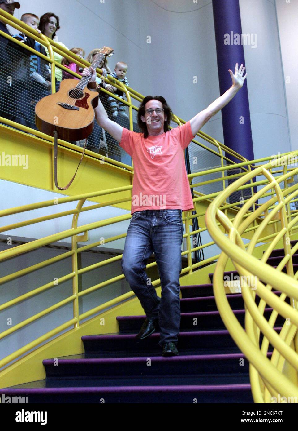 Singer Ralph makes his entrance at the Children's Museum in ...