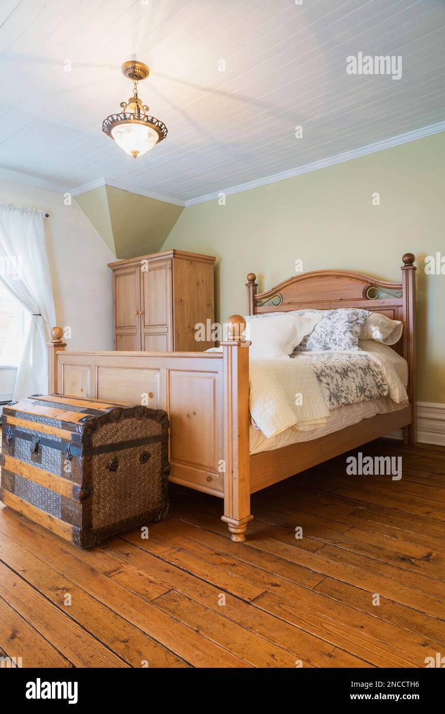 Letto matrimoniale con testiera in legno antico immagini e fotografie ...