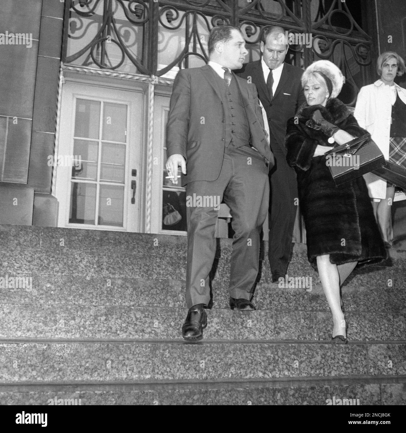 Samuel H. Sheppard, center, flanked by his chief counsel, F. Lee Bailey ...
