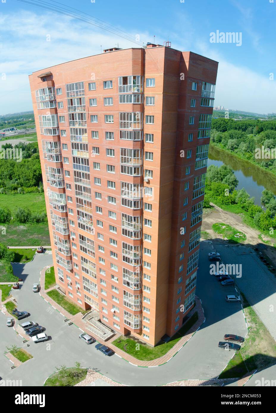 Nuvole attorno all'edificio in muratura immagini e fotografie stock ad ...